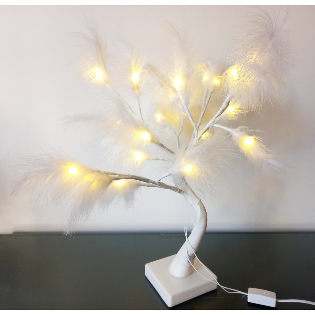 Pom decorativ Luminat cu Pene, Alb, 40 cm – CasutaNoastra